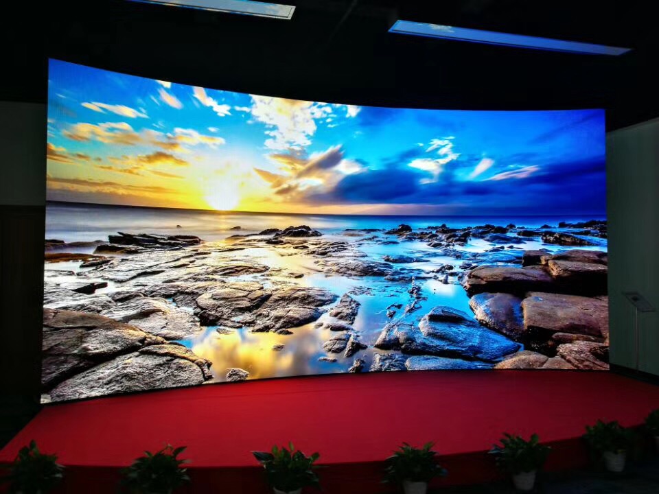 Why are small spaced screens better suited to meeting rooms? - Ledvos